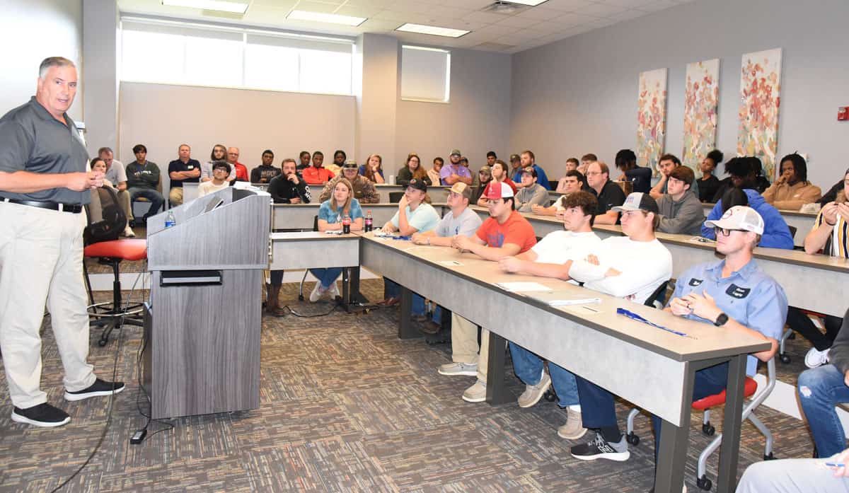 Boeing visits with SGTC students - SGTC